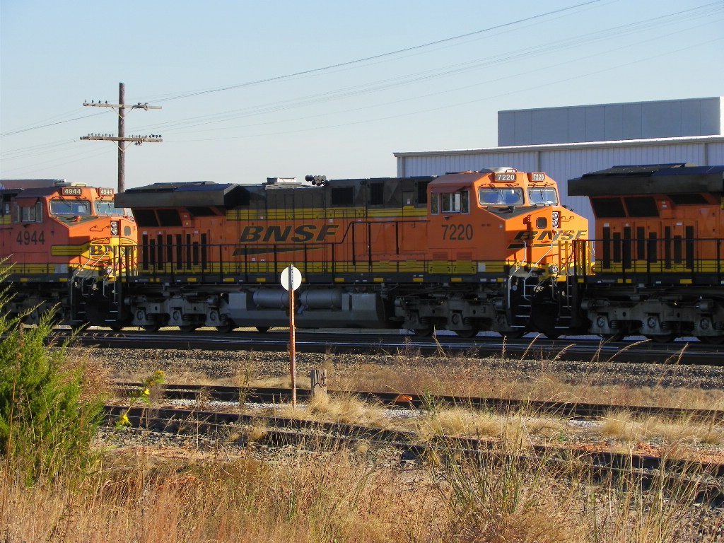 BNSF ES44DC 7220